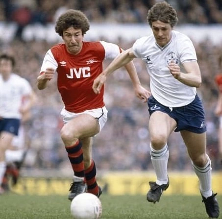 Arsenal 1982 - 1984 Retro Forma - Footytiento