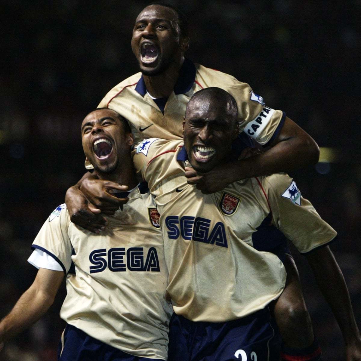 Arsenal 2001 - 2002 Retro Forma - Footytiento