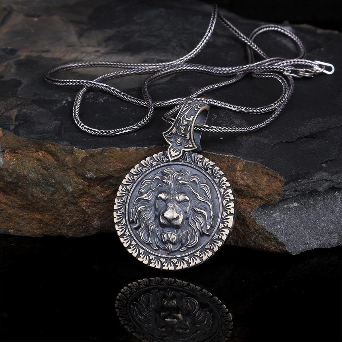 925 Ayar Kabartma Aslan Motifli Kalem İşleme Kodel Kolye | İpek Silver