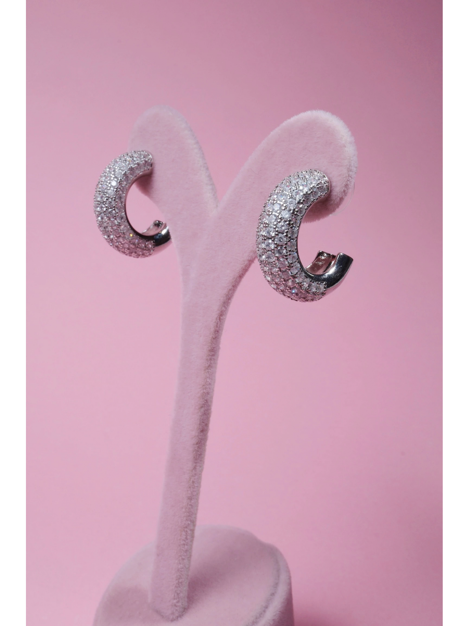 C Form Taşlı Plaka Detay Küpe