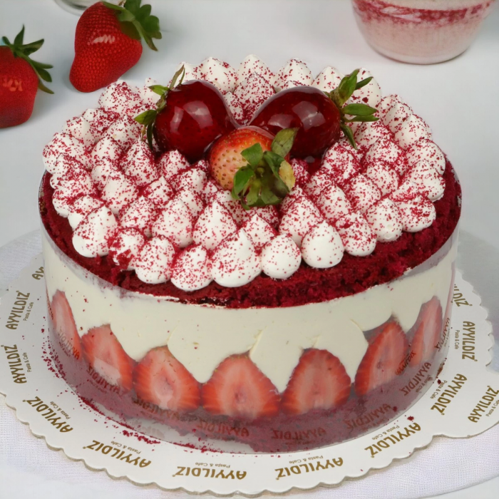 Lezzetli Red Velved Pasta 6-8 Kişilik İçin Çilekli ve Akışkan ...