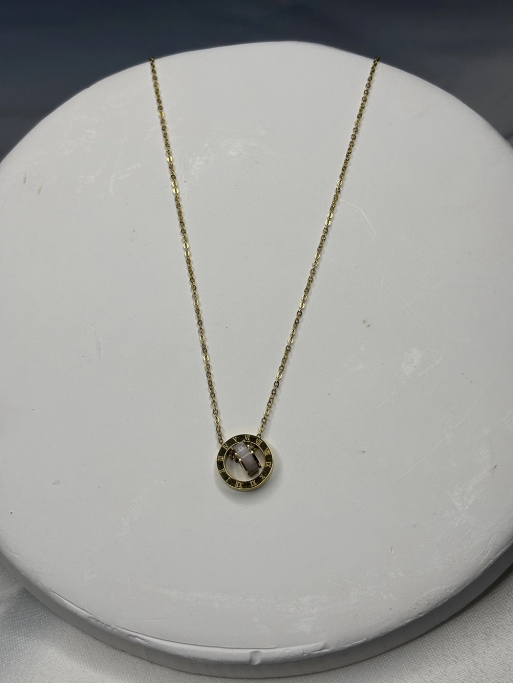 Beyaz Taş Detaylı Roma Kolye